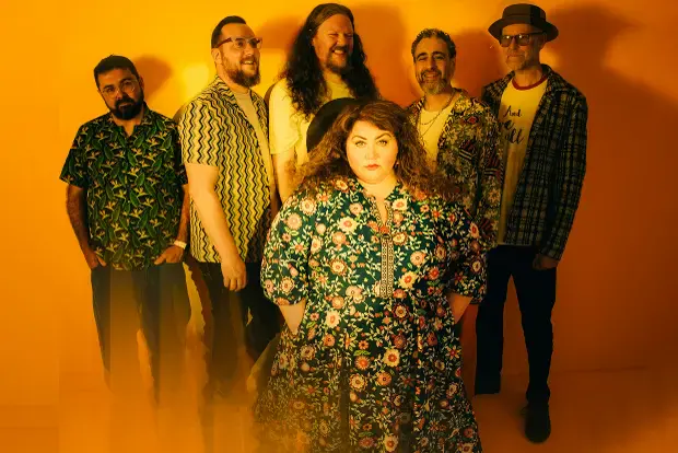 Ríoghnach Connolly & Honeyfeet + Paddy Steer at Manchester Academy